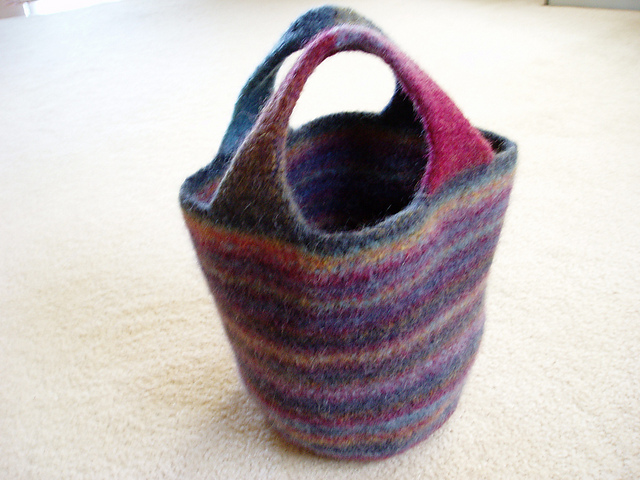 Ravelry: A Petite Felted Bag (2 Handles) pattern by Ann Lim
