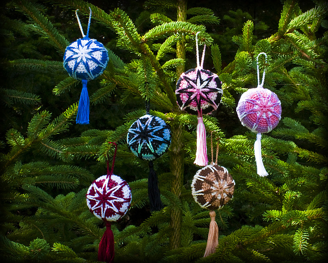 Ravelry: Mosaic Ball Ornaments pattern by Hearts & Wheels