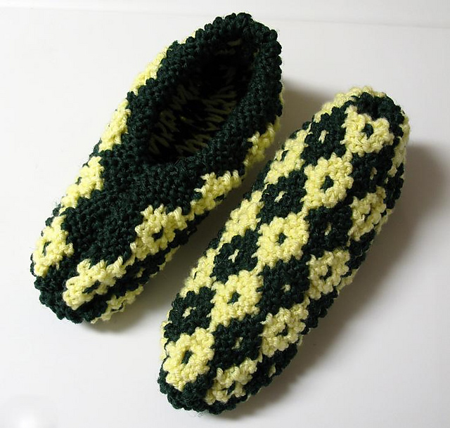 Ravelry: Pantoufles à pointe de diamant pattern by 3petitesmailles