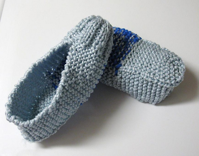 Ravelry: Pantoufles d'Antan pattern by 3petitesmailles