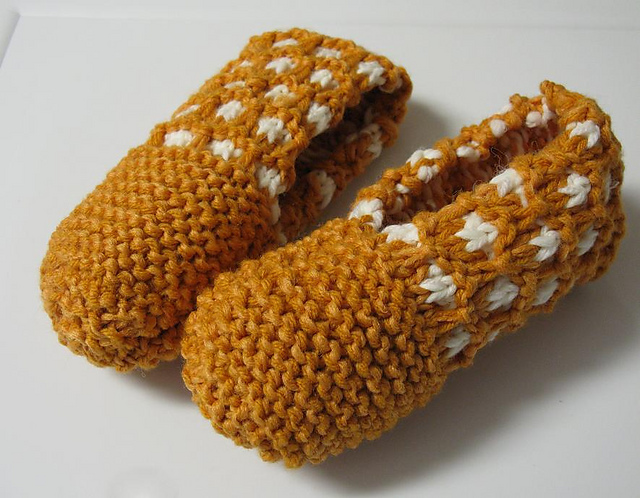 Ravelry: Pantoufles étoilées pattern by 3petitesmailles