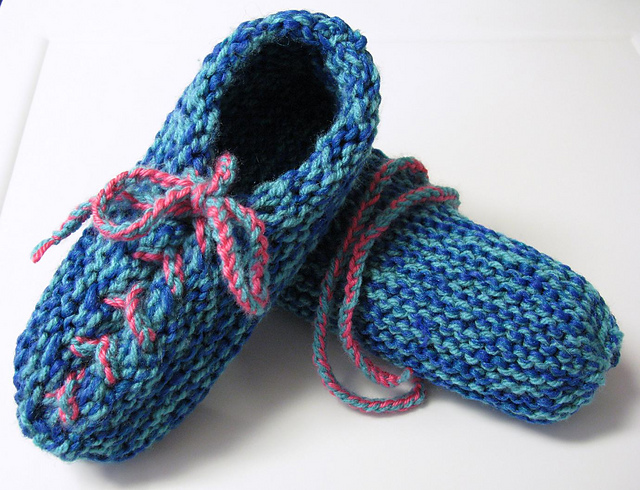 Ravelry: Pantoufles à trous-trous pattern by 3petitesmailles