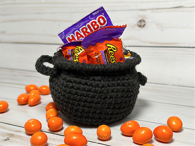 Ravelry: Mini Candy Cauldron pattern by Erica Dietz