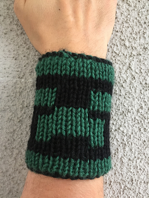 Ravelry: Minecraft creeper wristband pattern by 8-Bit Knit Nerd