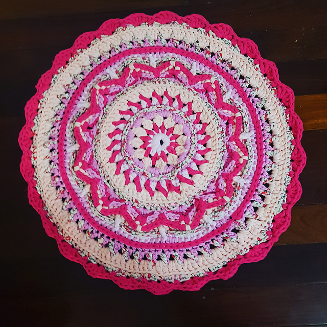 Ravelry: Mandala Circle Rug pattern by Ria Ward