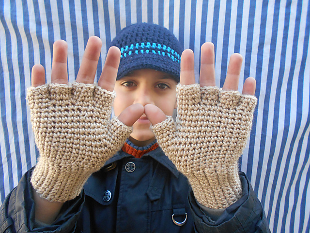 Ravelry: Children Fingerless Gloves pattern by AamraGul