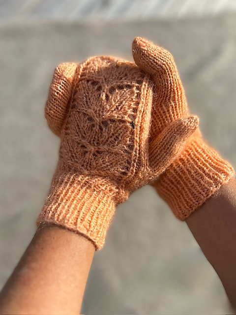 Ravelry: Pretty Leaf mittens pattern by Anne-Britt Engen