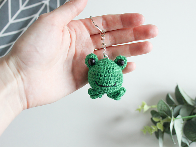 Ravelry: Frog keychain pattern by Varvara Nazarova