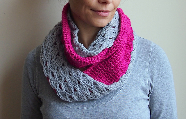Ravelry: Double face infinity loop scarf pattern by Ana D