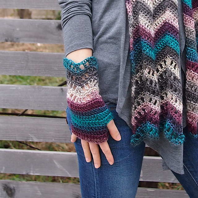 Ravelry: Everyday chevron fingerless mittens pattern by Ana D
