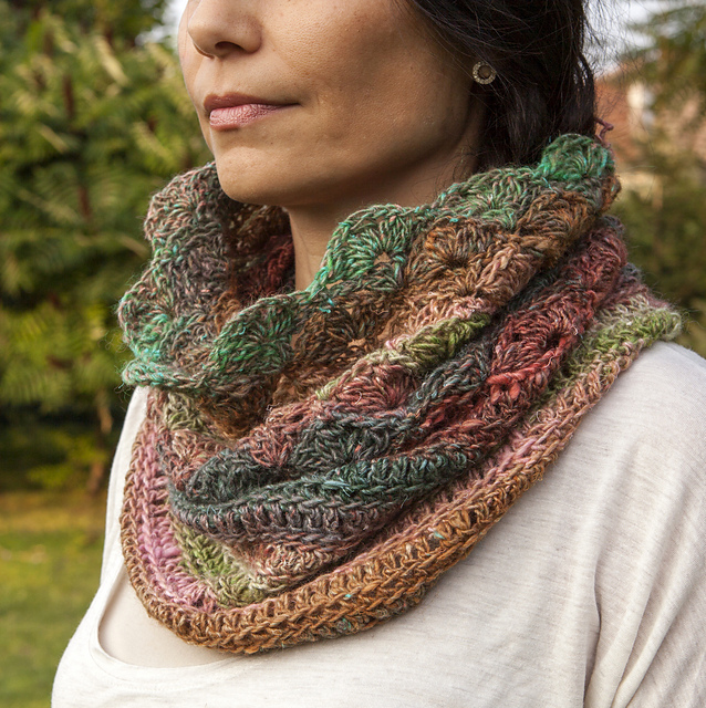 Ravelry: Puff flower cowl pattern by Ana D