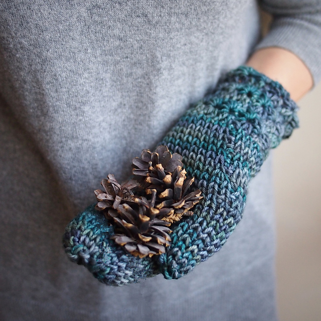 Ravelry: Star stitch knit look mittens pattern by Ana D