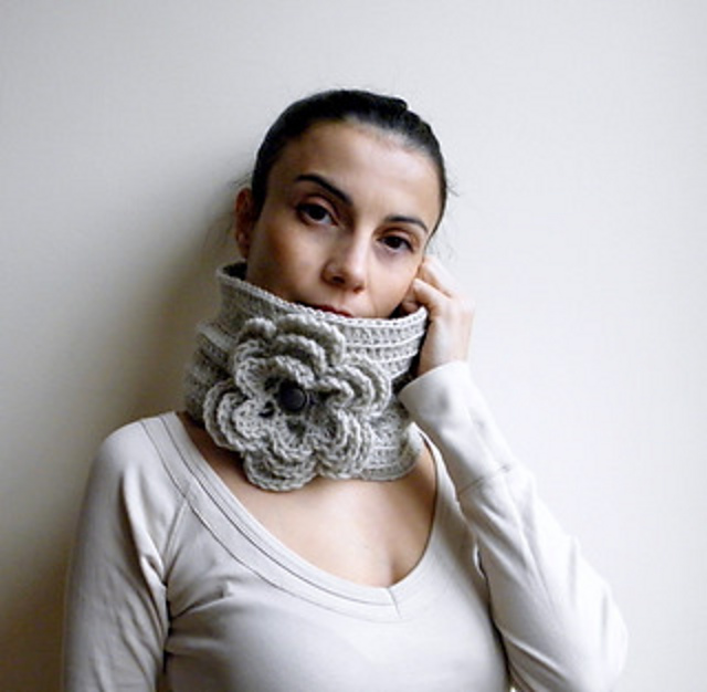 Ravelry: Bulky Flower cowl pattern by Ana D