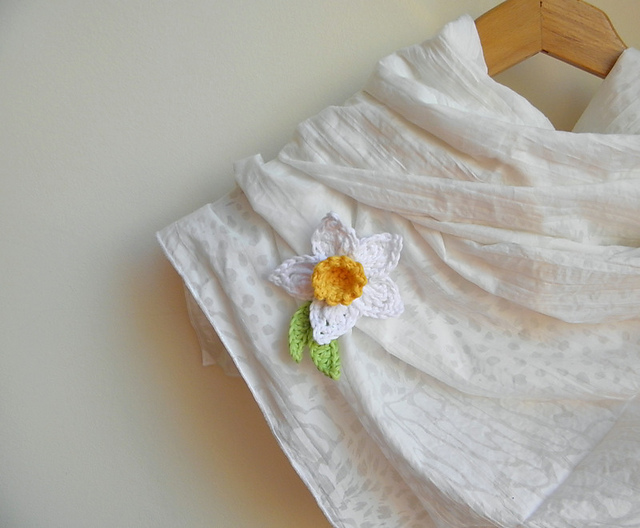 Ravelry: Daffodil brooch applique hair accessory pattern by Ana D
