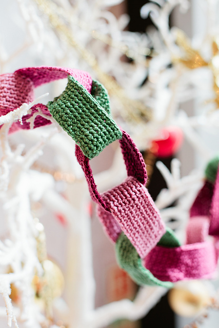 Ravelry: Paper Chain pattern by Claire Montgomerie