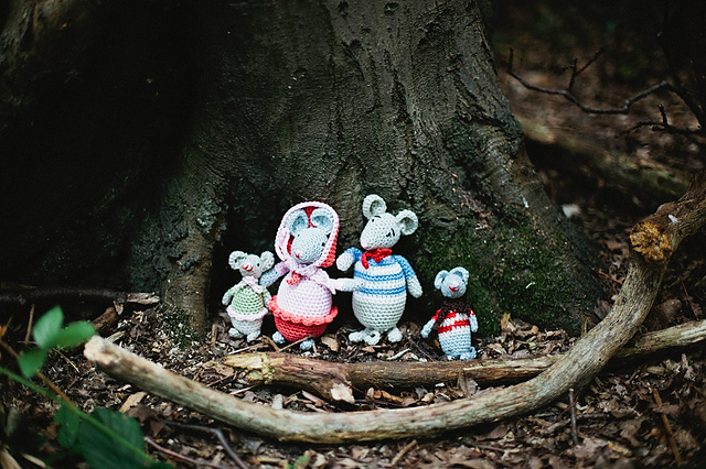Ravelry: Bramble Hedge Mouse Family pattern by Melanie Galloway