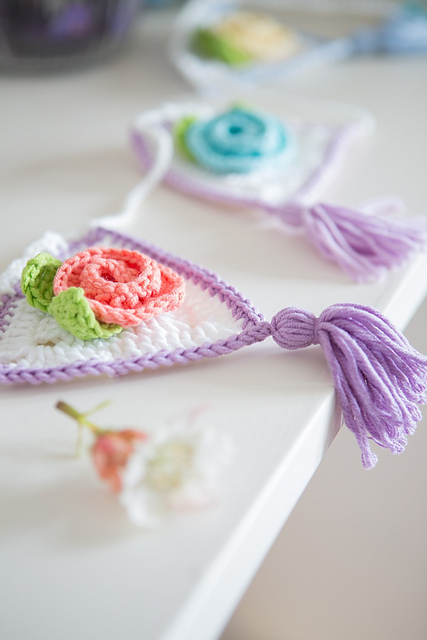 Ravelry: Spring Rose Garland pattern by Emma Du