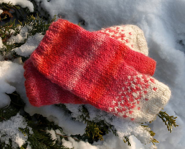 Ravelry: Raspberry Fingerless Mitts pattern by Adéla Šimová