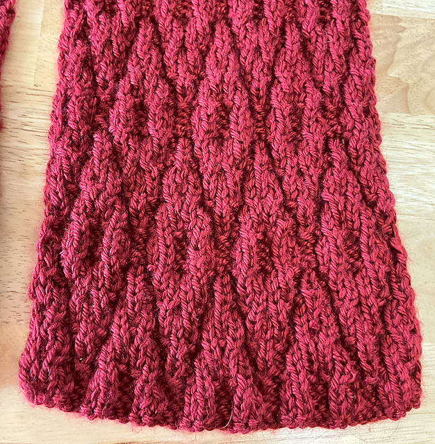Ravelry: Reversible Elongated Diamond Scarf pattern by Alice Kalush