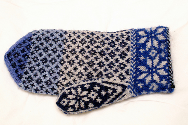 Ravelry: HarvestedHues' Rod's Christmas Mittens