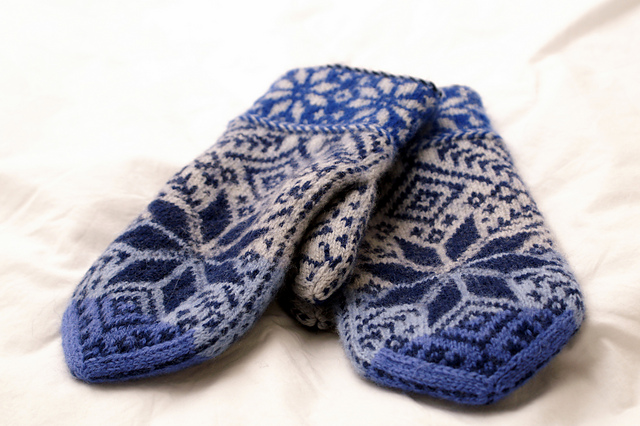 Ravelry: HarvestedHues' Rod's Christmas Mittens