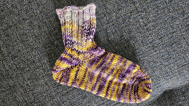 Ravelry: Simple Toe Up Socks Junior pattern by Fingernemt