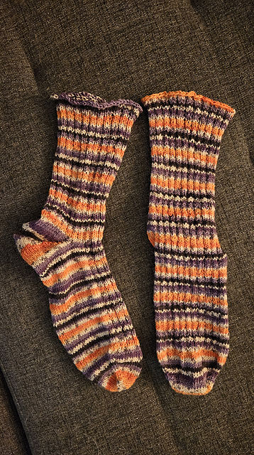 Ravelry: Simple Toe Up Socks pattern by Fingernemt