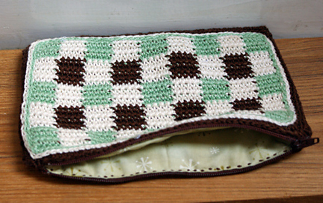 Ravelry: Checkered Pouch With Lining and Zipper pattern by Amy Solovay