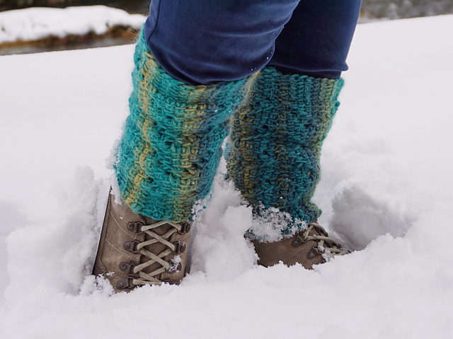 Ravelry: Mossy ripples leg warmers pattern by Andrea Cretu