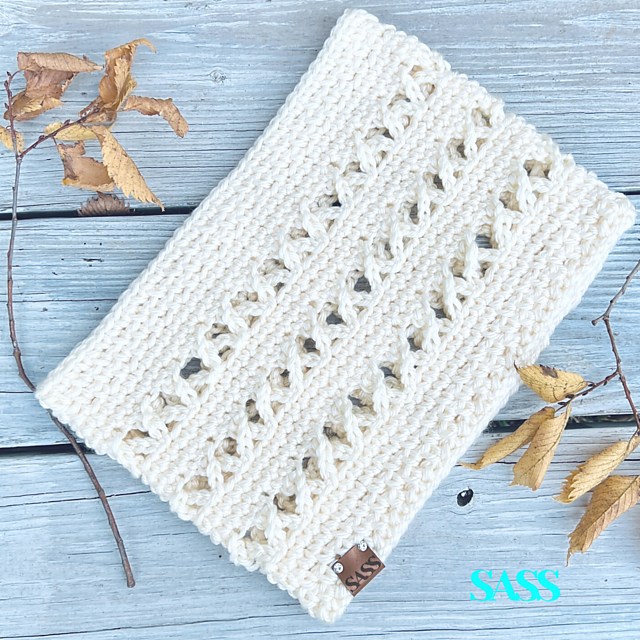 Ravelry: CrissCross Chunky Cowl pattern by Angie Dooley