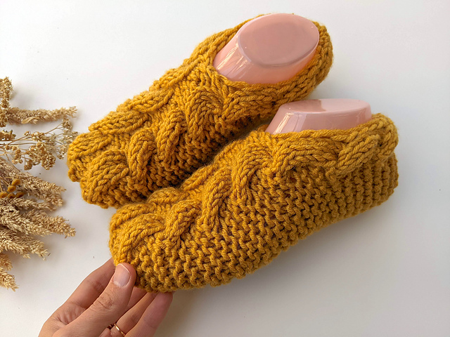 Ravelry: Flat Cable Slippers pattern by Annanitato Lolo
