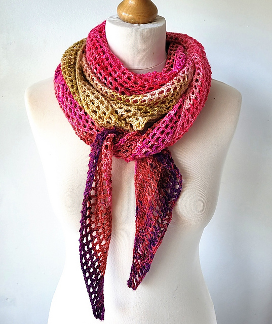 Ravelry: Riffle Mini Neck Scarf pattern by Carmen Heffernan