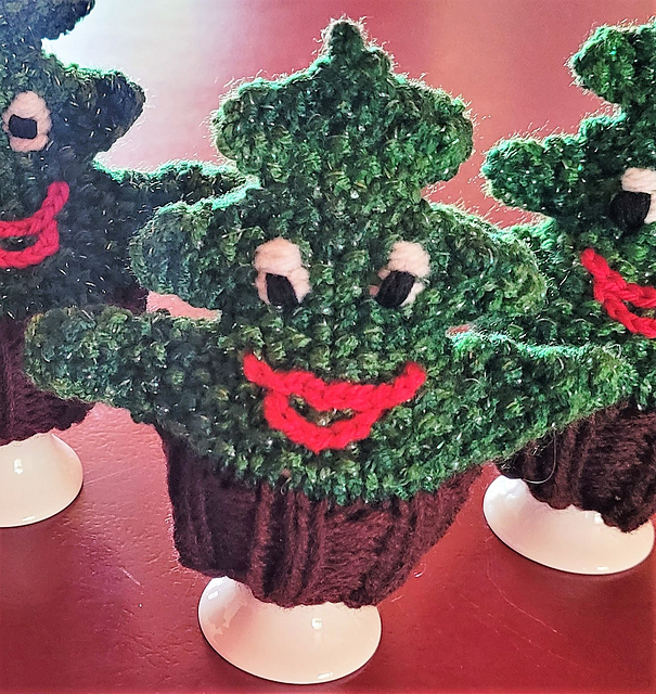 Ravelry: Christmas tree cosie pattern by Annie Reilly