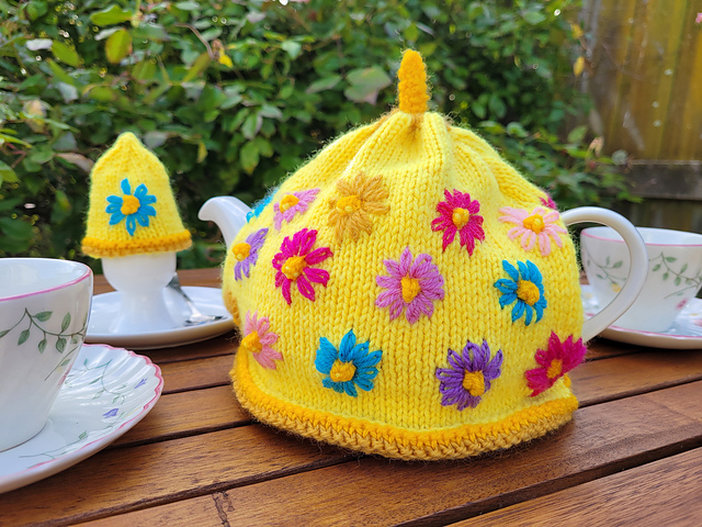 Ravelry: Tea cosie with small flowers pattern by Annie Reilly