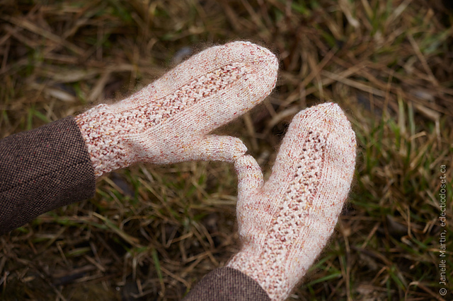Ravelry: Wriggle Mitts pattern by Janelle Martin