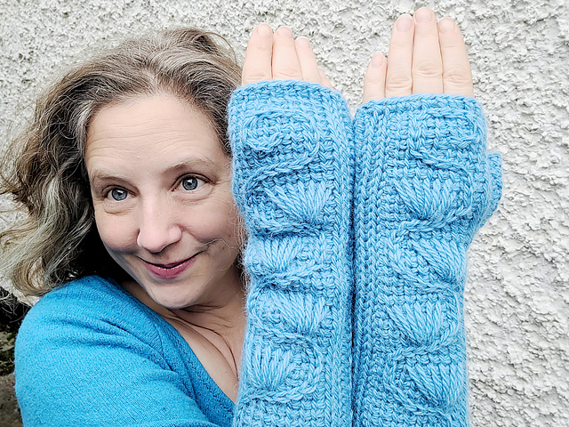 Ravelry: Reoite Mitts pattern by Aoibhe Ni
