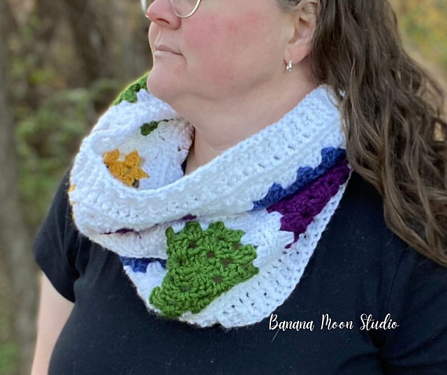 Ravelry: Carmen Granny Square Cowl pattern by April Garwood