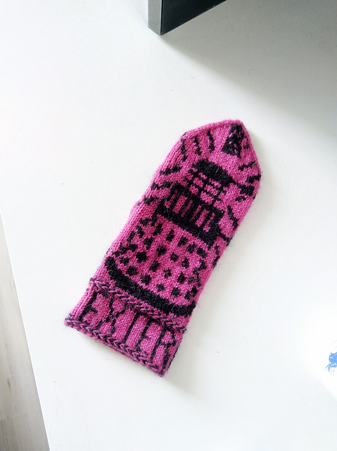Ravelry: Deadly Mittens pattern by Artesanitarium Designs