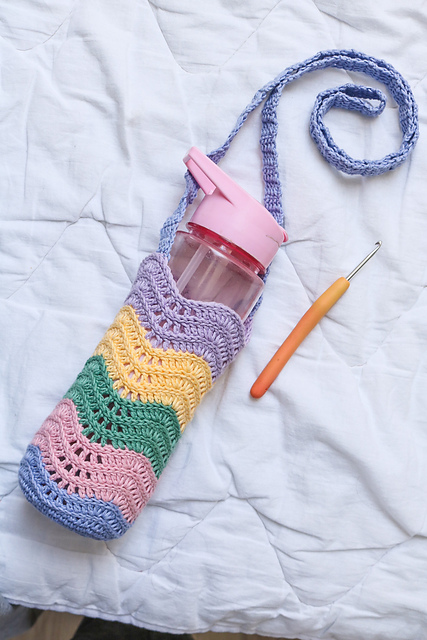 Ravelry: Gelato Water Bottle Bag pattern by Markéta Videcká