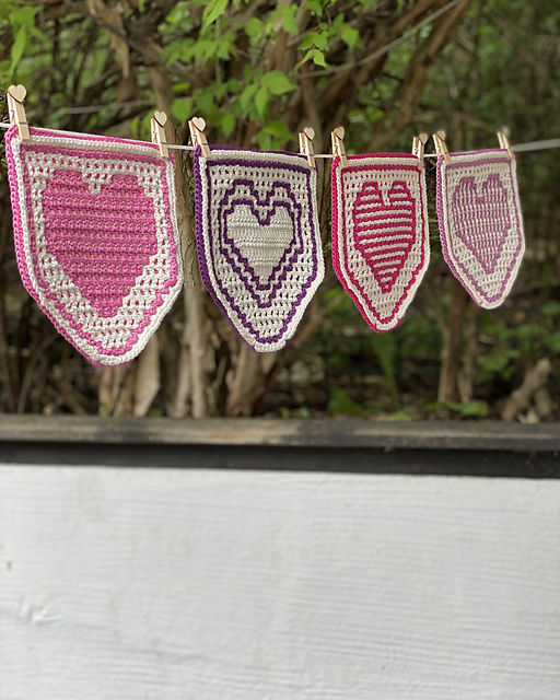 Ravelry: Astrid's 4 Hearts buntings pattern by Astrid Schandy