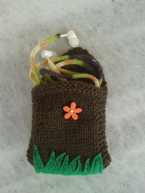 Ravelry: Athele's Earbuds Case