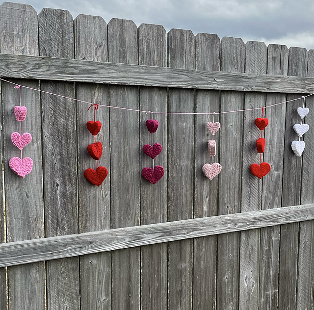Ravelry: Beginner Heart Garland pattern by Audrey Vacha