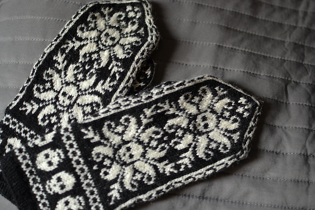 Ravelry: tallbarr's Deathflake mittens