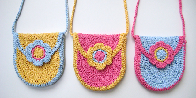 Ravelry: Curved Handbag pattern by Ruth Teskey