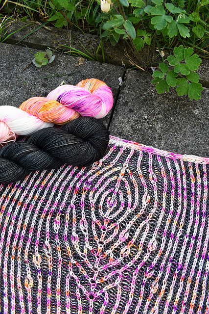 Ravelry: Kujaku Cowl pattern by Mara C. Knits