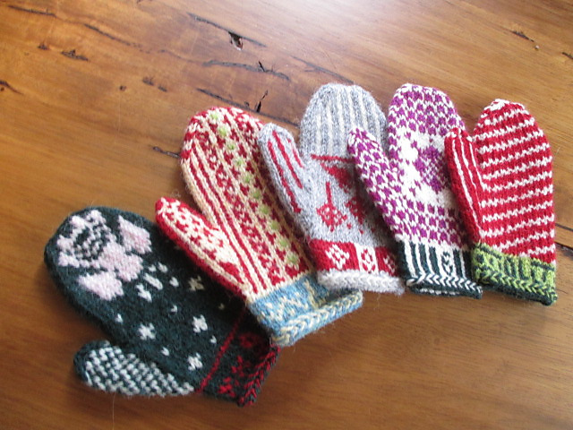Ravelry: BUHIBUHI's Mitten Garland Advent Calendar