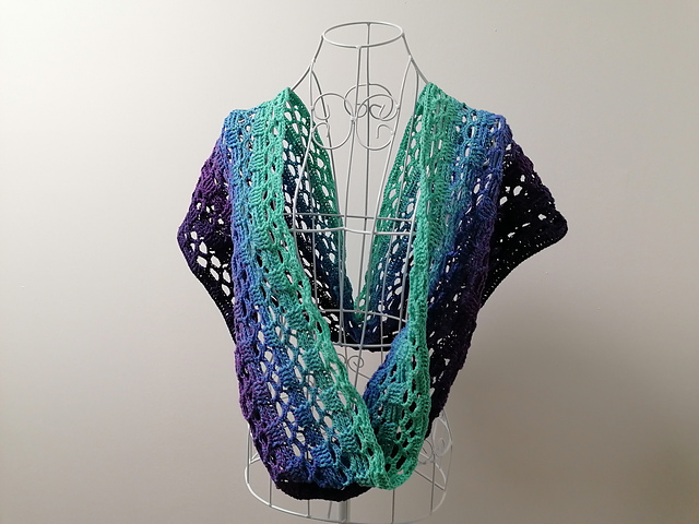 Ravelry: Loop shawl „Amalia“ pattern by Barbara Engler