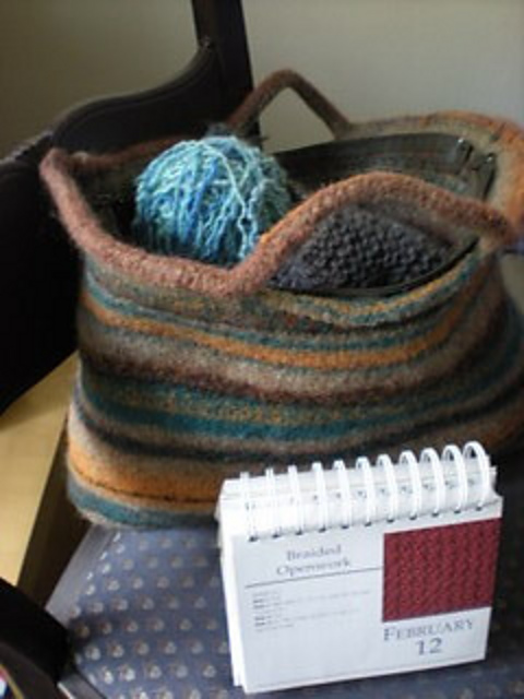Ravelry: Felted tote with built-in handles pattern by Sara Tusek