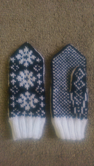 Ravelry: Snowflake Mittens pattern by Estrella T.