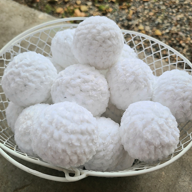 Ravelry: Snowball pattern by Diana de Jager